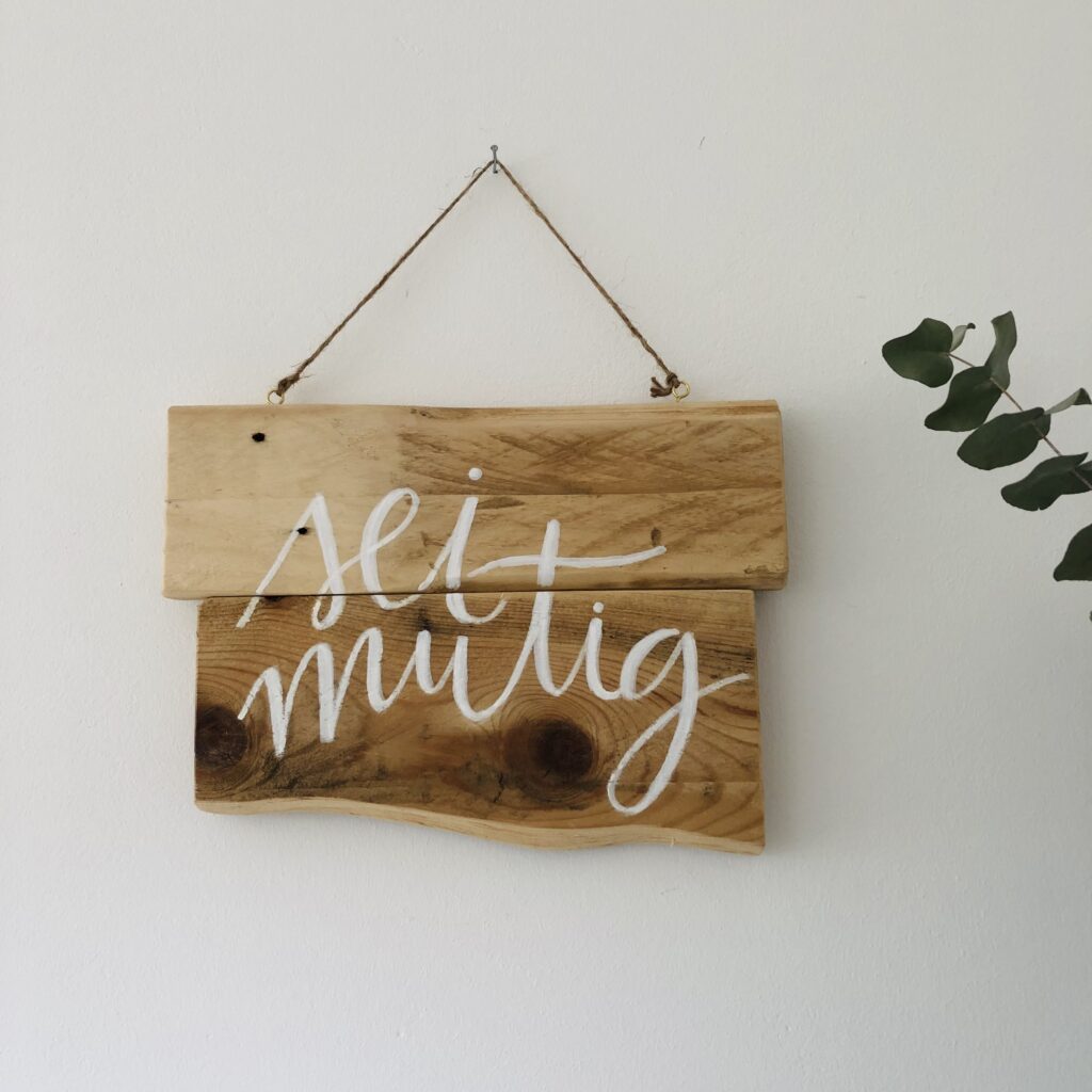 Holzschild „sei mutig“ | herrlich Schriftwerk