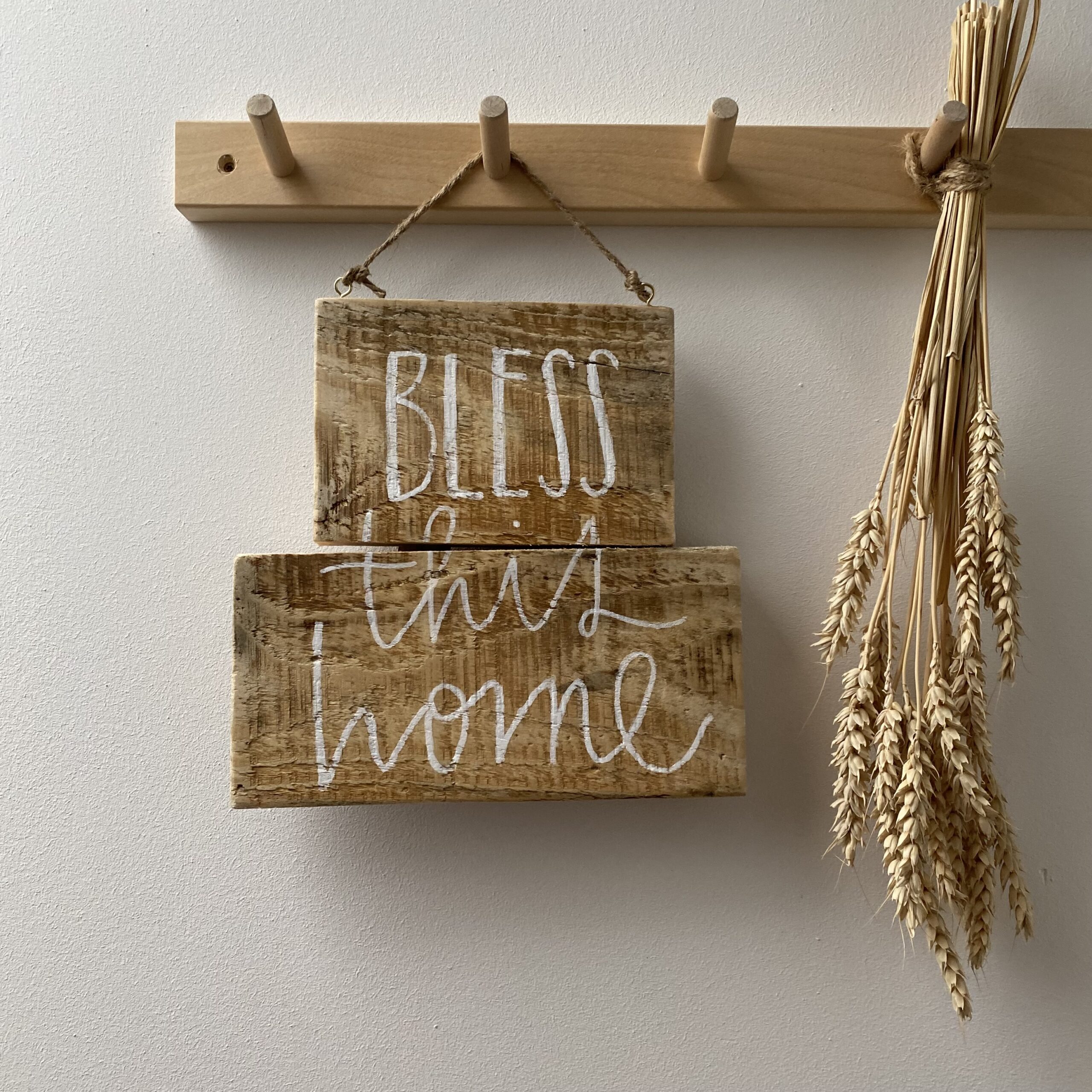 Holzschild „bless this home“ | klein | herrlich Schriftwerk